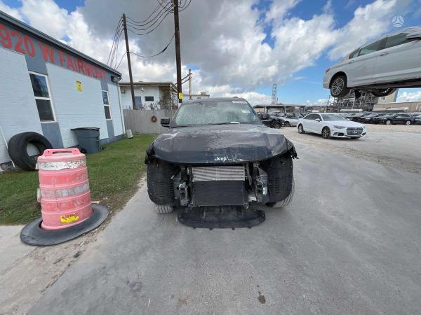 Black Jeep Grand Cherokee 2022 in Ukmerge, with an engine capacity of 3.60 L and mileage of 25 thousand km for 19990 €, photo 4 on AUTOMOTO.COM.LV