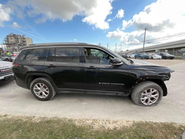 Black Jeep Grand Cherokee 2022 in Ukmerge, with an engine capacity of 3.60 L and mileage of 25 thousand km for 19990 €, photo 6 on AUTOMOTO.COM.LV