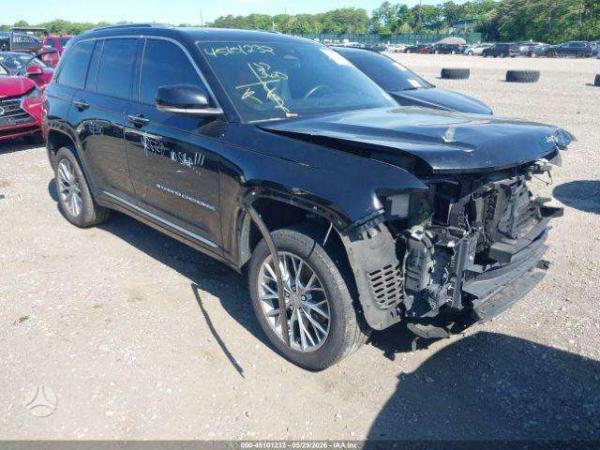 Black Jeep Grand Cherokee 2022 in Vilnius, with an engine capacity of 2.00 L and mileage of 147 thousand km for 14999 €, photo 1 on AUTOMOTO.COM.LV