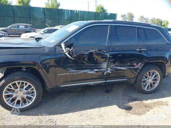 Black Jeep Grand Cherokee 2022 in Vilnius, with an engine capacity of 2.00 L and mileage of 147 thousand km for 14999 €, photo 4 on AUTOMOTO.COM.LV