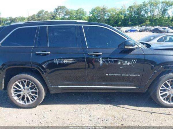 Black Jeep Grand Cherokee 2022 in Vilnius, with an engine capacity of 2.00 L and mileage of 147 thousand km for 14999 €, photo 7 on AUTOMOTO.COM.LV