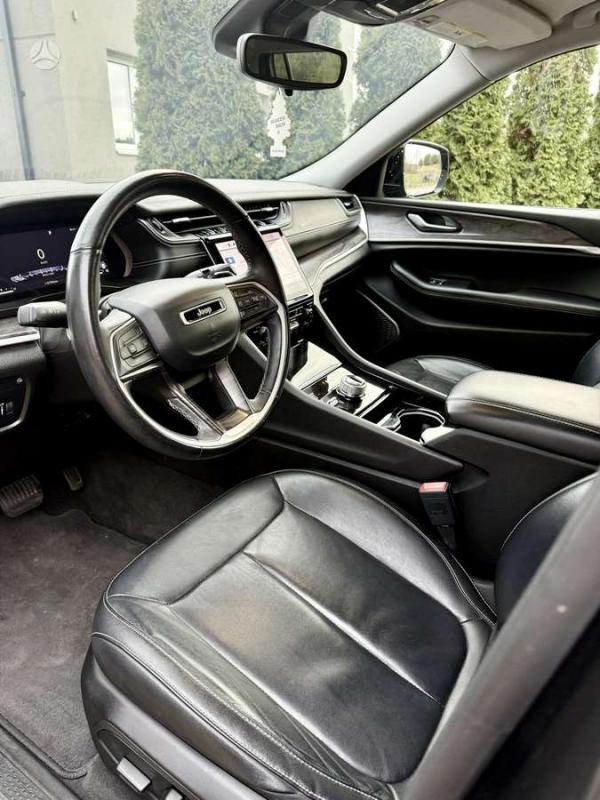 Black Jeep Grand Cherokee 2022 in Alytus, with an engine capacity of 3.60 L and mileage of 119 thousand km for 34900 €, photo 5 on AUTOMOTO.COM.LV