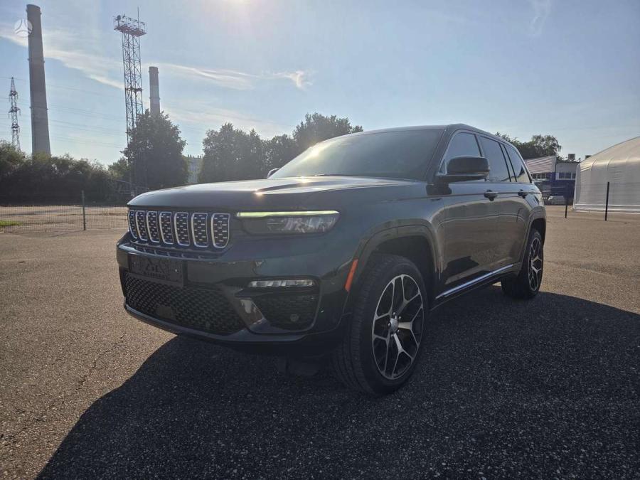 Melns Jeep Grand Cherokee 2022 Kauņa, ar dzinēja tilpumu 5.65 L un nobraukumu 67 tūkst. km par 39999 €, foto 1 vietnē AUTOMOTO.COM.LV