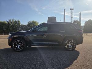 Melns Jeep Grand Cherokee 2022 Kauņa, ar dzinēja tilpumu 5.65 L un nobraukumu 67 tūkst. km par 39999 €, foto 3 vietnē AUTOMOTO.COM.LV