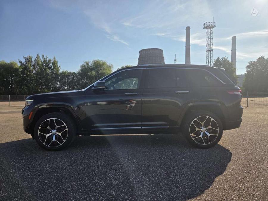 Melns Jeep Grand Cherokee 2022 Kauņa, ar dzinēja tilpumu 5.65 L un nobraukumu 67 tūkst. km par 39999 €, foto 3 vietnē AUTOMOTO.COM.LV