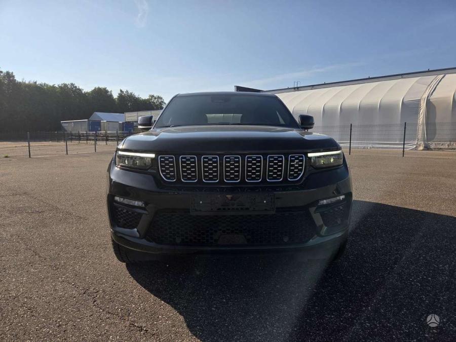 Melns Jeep Grand Cherokee 2022 Kauņa, ar dzinēja tilpumu 5.65 L un nobraukumu 67 tūkst. km par 39999 €, foto 4 vietnē AUTOMOTO.COM.LV