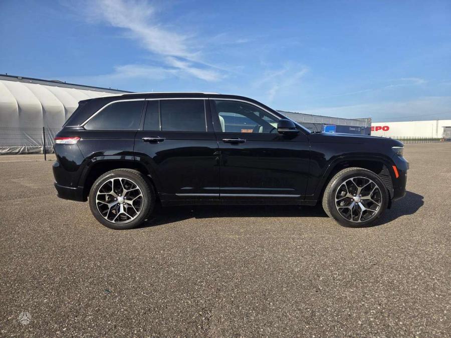 Melns Jeep Grand Cherokee 2022 Kauņa, ar dzinēja tilpumu 5.65 L un nobraukumu 67 tūkst. km par 39999 €, foto 6 vietnē AUTOMOTO.COM.LV