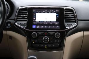 Melns Jeep Grand Cherokee 2022 Viļņa, ar dzinēja tilpumu 3.60 L un nobraukumu 74 tūkst. km par 21900 €, foto 16 vietnē AUTOMOTO.COM.LV