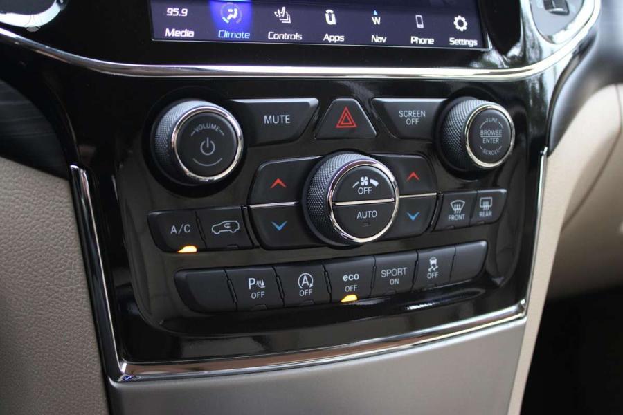 Melns Jeep Grand Cherokee 2022 Viļņa, ar dzinēja tilpumu 3.60 L un nobraukumu 74 tūkst. km par 21900 €, foto 21 vietnē AUTOMOTO.COM.LV