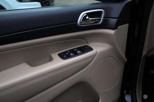 Melns Jeep Grand Cherokee 2022 Viļņa, ar dzinēja tilpumu 3.60 L un nobraukumu 74 tūkst. km par 21900 €, foto 24 vietnē AUTOMOTO.COM.LV