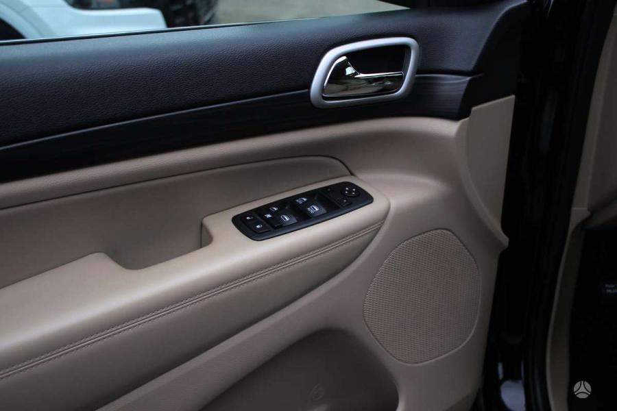 Melns Jeep Grand Cherokee 2022 Viļņa, ar dzinēja tilpumu 3.60 L un nobraukumu 74 tūkst. km par 21900 €, foto 24 vietnē AUTOMOTO.COM.LV