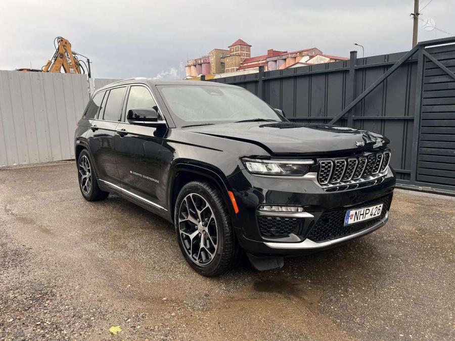 Black Jeep Grand Cherokee 2022 in Kaunas, with an engine capacity of 5.65 L and mileage of 79 thousand km for 28900 €, photo 1 on AUTOMOTO.COM.LV