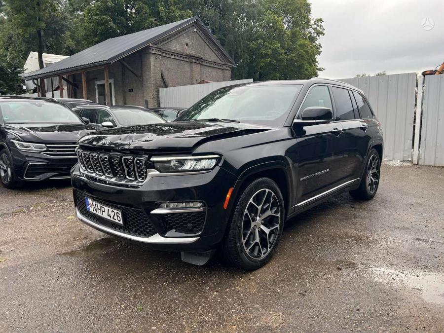 Black Jeep Grand Cherokee 2022 in Kaunas, with an engine capacity of 5.65 L and mileage of 79 thousand km for 28900 €, photo 3 on AUTOMOTO.COM.LV
