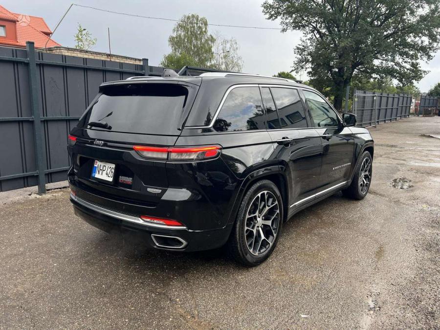 Black Jeep Grand Cherokee 2022 in Kaunas, with an engine capacity of 5.65 L and mileage of 79 thousand km for 28900 €, photo 4 on AUTOMOTO.COM.LV