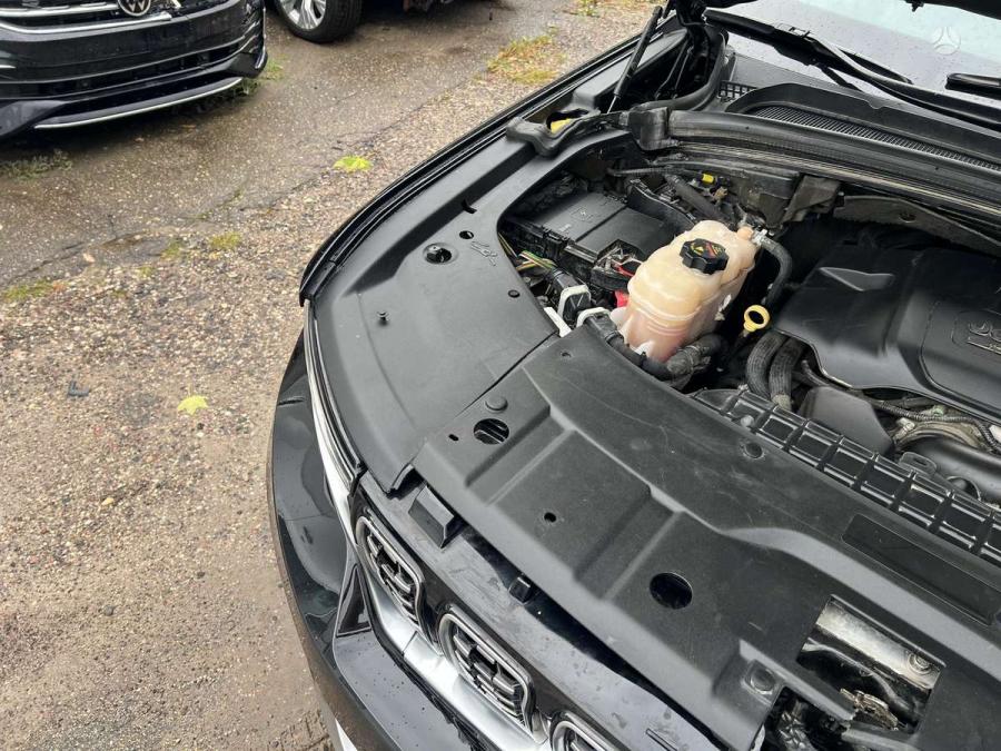 Black Jeep Grand Cherokee 2022 in Kaunas, with an engine capacity of 5.65 L and mileage of 79 thousand km for 28900 €, photo 12 on AUTOMOTO.COM.LV