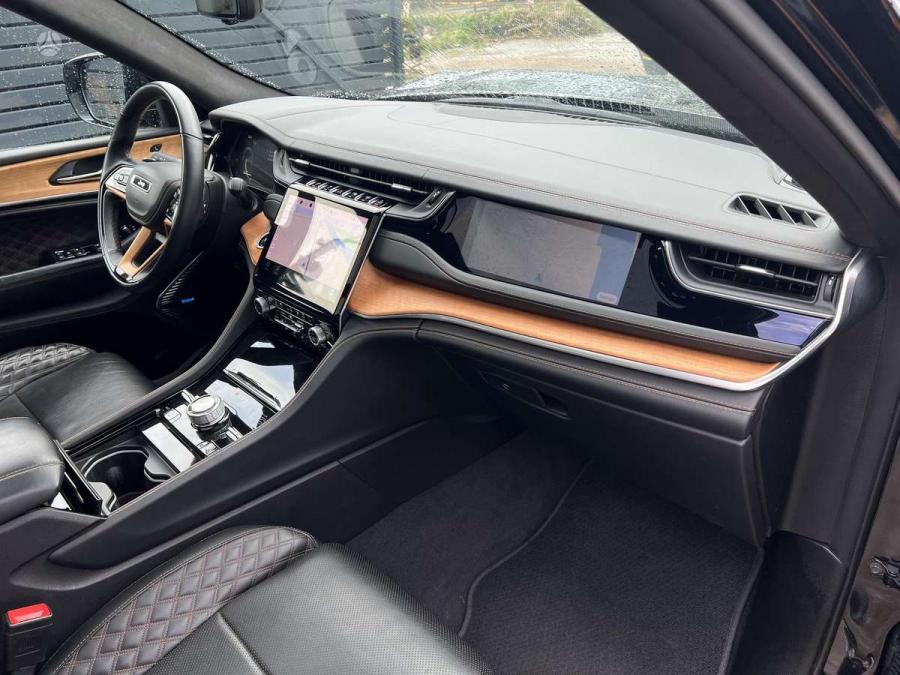 Black Jeep Grand Cherokee 2022 in Kaunas, with an engine capacity of 5.65 L and mileage of 79 thousand km for 28900 €, photo 15 on AUTOMOTO.COM.LV