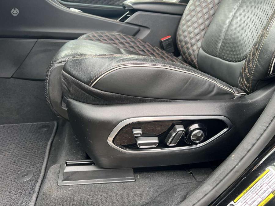 Black Jeep Grand Cherokee 2022 in Kaunas, with an engine capacity of 5.65 L and mileage of 79 thousand km for 28900 €, photo 49 on AUTOMOTO.COM.LV