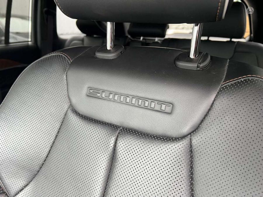 Black Jeep Grand Cherokee 2022 in Kaunas, with an engine capacity of 5.65 L and mileage of 79 thousand km for 28900 €, photo 54 on AUTOMOTO.COM.LV