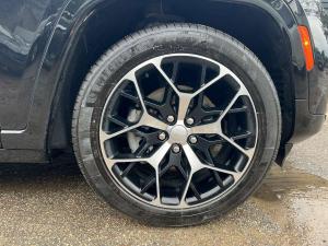 Black Jeep Grand Cherokee 2022 in Kaunas, with an engine capacity of 5.65 L and mileage of 79 thousand km for 28900 €, photo 60 on AUTOMOTO.COM.LV