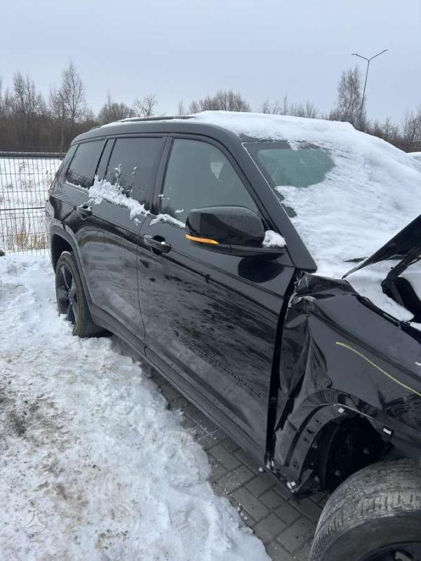 Melns Jeep Grand Cherokee 2023 Šauļi, ar dzinēja tilpumu 3.60 L un nobraukumu 70 tūkst. km par 15100 €, foto 3 vietnē AUTOMOTO.COM.LV