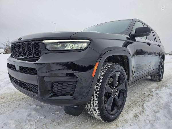 Melns Jeep Grand Cherokee 2023 Viļņa, ar dzinēja tilpumu 3.60 L un nobraukumu 100 tūkst. km par 30500 €, foto 2 vietnē AUTOMOTO.COM.LV