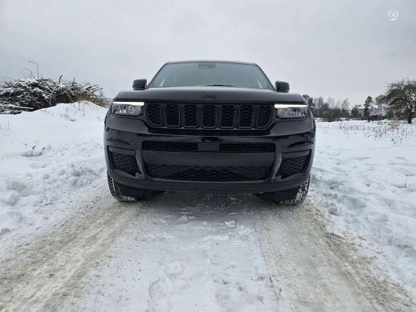 Melns Jeep Grand Cherokee 2023 Viļņa, ar dzinēja tilpumu 3.60 L un nobraukumu 100 tūkst. km par 30500 €, foto 3 vietnē AUTOMOTO.COM.LV