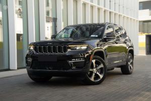 Melns Jeep Grand Cherokee 2023 Viļņa, ar dzinēja tilpumu 2.00 L un nobraukumu 49 tūkst. km par 39999 €, foto  vietnē AUTOMOTO.COM.LV