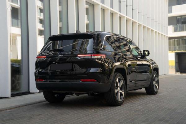 Melns Jeep Grand Cherokee 2023 Viļņa, ar dzinēja tilpumu 2.00 L un nobraukumu 49 tūkst. km par 39999 €, foto 3 vietnē AUTOMOTO.COM.LV