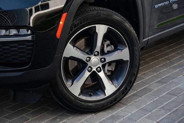 Melns Jeep Grand Cherokee 2023 Viļņa, ar dzinēja tilpumu 2.00 L un nobraukumu 49 tūkst. km par 39999 €, foto 7 vietnē AUTOMOTO.COM.LV