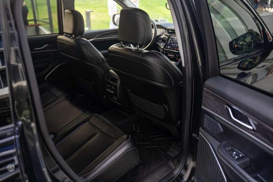 Melns Jeep Grand Cherokee 2023 Viļņa, ar dzinēja tilpumu 2.00 L un nobraukumu 49 tūkst. km par 39999 €, foto 16 vietnē AUTOMOTO.COM.LV