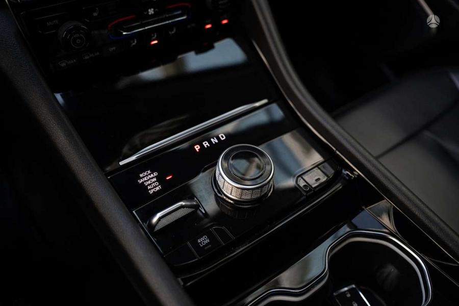 Melns Jeep Grand Cherokee 2023 Viļņa, ar dzinēja tilpumu 2.00 L un nobraukumu 49 tūkst. km par 39999 €, foto 23 vietnē AUTOMOTO.COM.LV