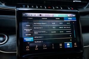 Melns Jeep Grand Cherokee 2023 Viļņa, ar dzinēja tilpumu 2.00 L un nobraukumu 49 tūkst. km par 39999 €, foto 33 vietnē AUTOMOTO.COM.LV