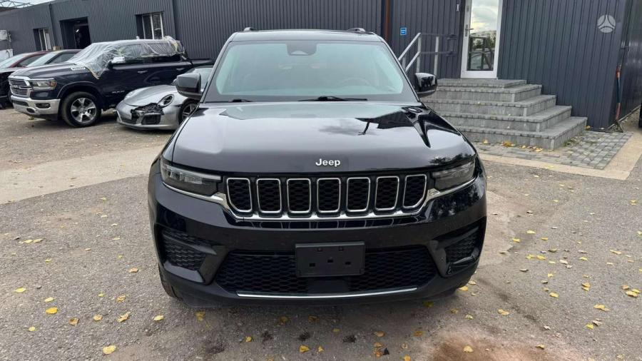 Black Jeep Grand Cherokee 2023 in Ukmerge, with an engine capacity of 3.60 L and mileage of 80 thousand km for 22990 €, photo 3 on AUTOMOTO.COM.LV