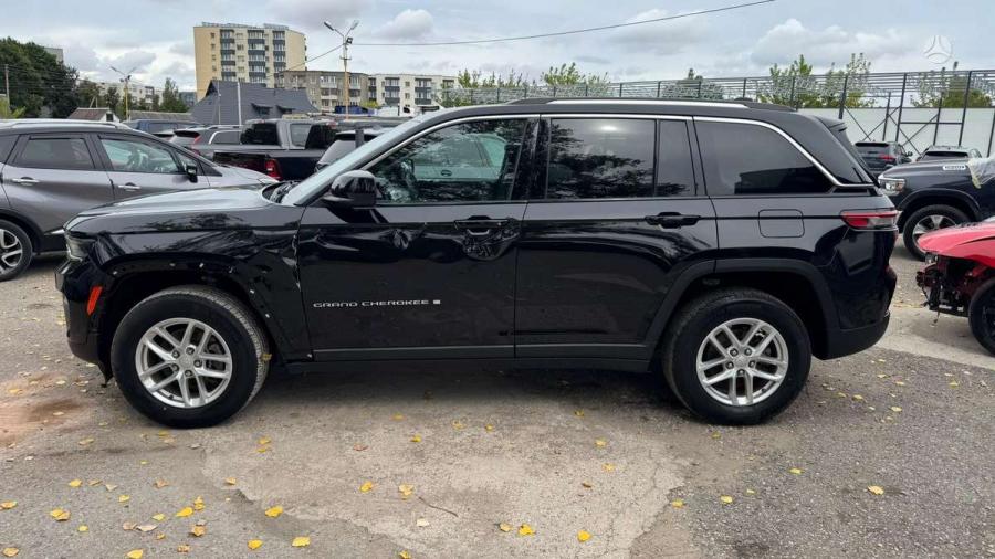 Black Jeep Grand Cherokee 2023 in Ukmerge, with an engine capacity of 3.60 L and mileage of 80 thousand km for 22990 €, photo 6 on AUTOMOTO.COM.LV