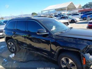 Melns Jeep Grand Cherokee 2023 Viļņa, ar dzinēja tilpumu 2.00 L un nobraukumu 89 tūkst. km par 16299 €, foto  vietnē AUTOMOTO.COM.LV