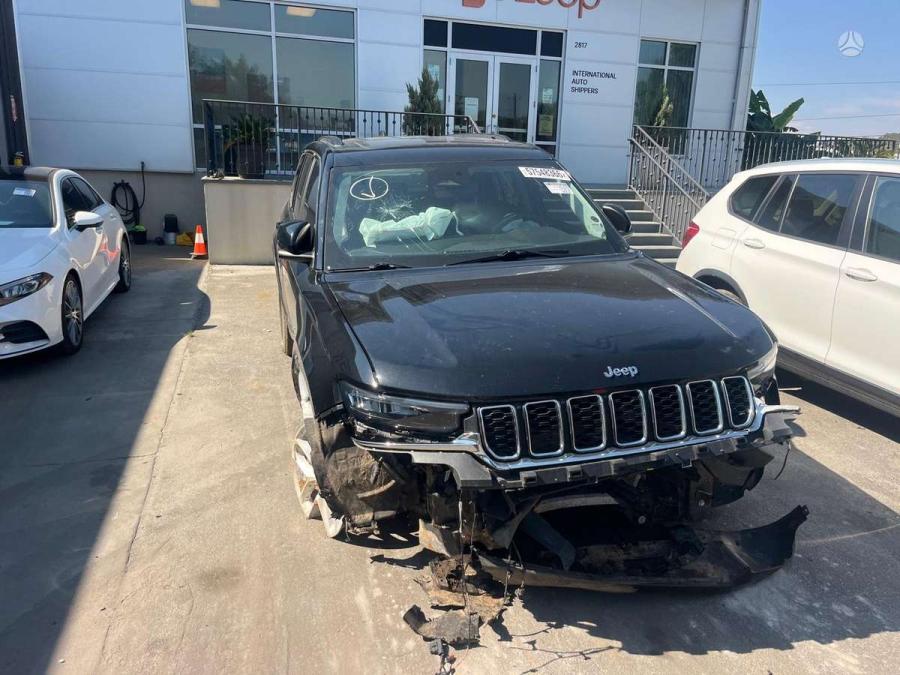 Black Jeep Grand Cherokee 2023 in Ukmerge, with an engine capacity of 3.60 L and mileage of 83 thousand km for 9999 €, photo 9 on AUTOMOTO.COM.LV