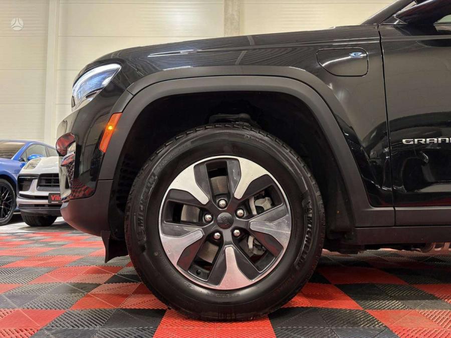 Black Jeep Grand Cherokee 2024 in Vilnius, with an engine capacity of 2.00 L and mileage of 56 thousand km for 41990 €, photo 10 on AUTOMOTO.COM.LV