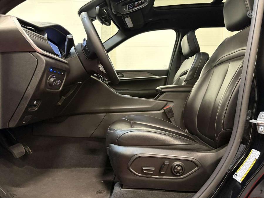 Black Jeep Grand Cherokee 2024 in Vilnius, with an engine capacity of 2.00 L and mileage of 56 thousand km for 41990 €, photo 16 on AUTOMOTO.COM.LV