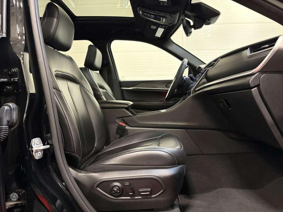 Black Jeep Grand Cherokee 2024 in Vilnius, with an engine capacity of 2.00 L and mileage of 56 thousand km for 41990 €, photo 19 on AUTOMOTO.COM.LV