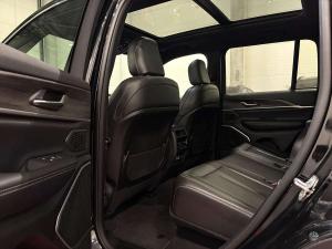 Black Jeep Grand Cherokee 2024 in Vilnius, with an engine capacity of 2.00 L and mileage of 56 thousand km for 41990 €, photo 33 on AUTOMOTO.COM.LV