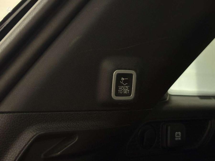 Black Jeep Grand Cherokee 2024 in Vilnius, with an engine capacity of 2.00 L and mileage of 56 thousand km for 41990 €, photo 37 on AUTOMOTO.COM.LV