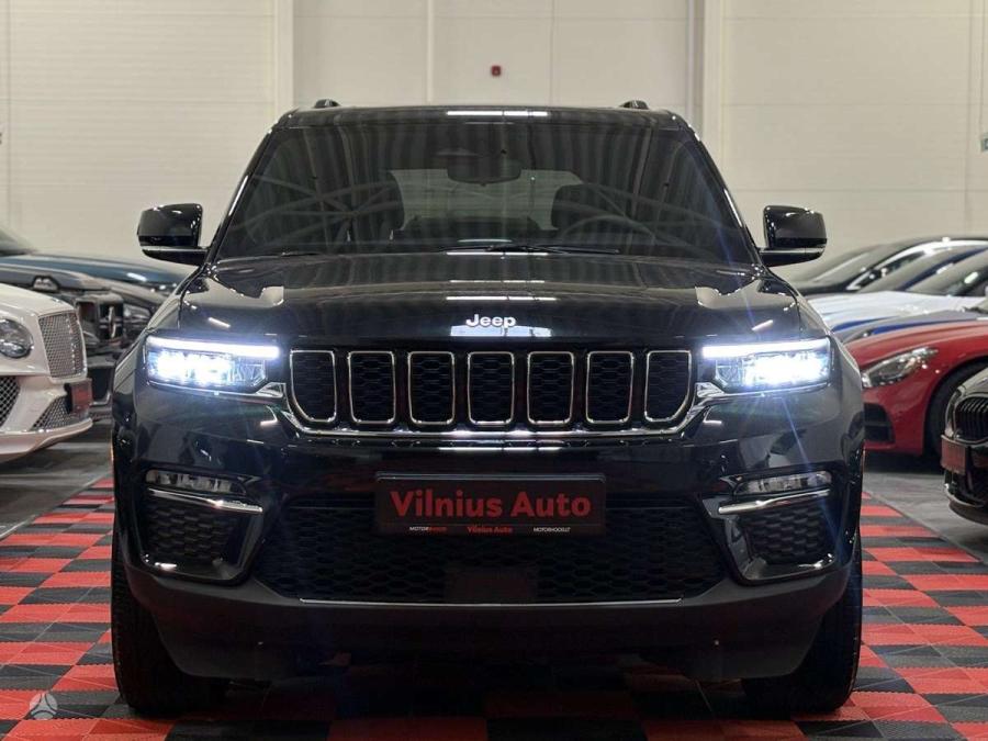 Black Jeep Grand Cherokee 2024 in Vilnius, with an engine capacity of 2.00 L and mileage of 56 thousand km for 39990 €, photo 3 on AUTOMOTO.COM.LV