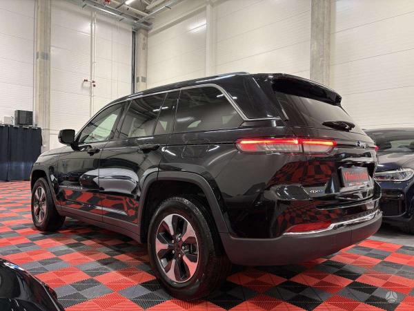 Black Jeep Grand Cherokee 2024 in Vilnius, with an engine capacity of 2.00 L and mileage of 56 thousand km for 39990 €, photo 6 on AUTOMOTO.COM.LV