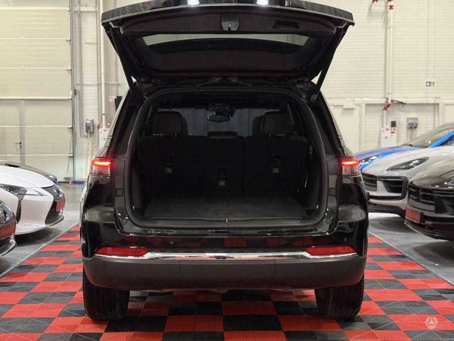 Black Jeep Grand Cherokee 2024 in Vilnius, with an engine capacity of 2.00 L and mileage of 56 thousand km for 39990 €, photo 36 on AUTOMOTO.COM.LV