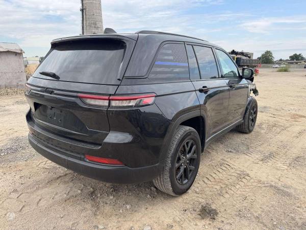 Black Jeep Grand Cherokee 2024 in Siauliai, with an engine capacity of 3.60 L and mileage of 55 thousand km for 13800 €, photo 4 on AUTOMOTO.COM.LV