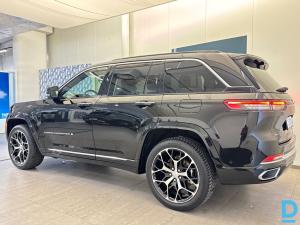 Melns Jeep Grand Cherokee 2025 Rīga, ar dzinēja tilpumu 2.00 L un nobraukumu 8 tūkst. km par 72990 €, foto 2 vietnē AUTOMOTO.COM.LV