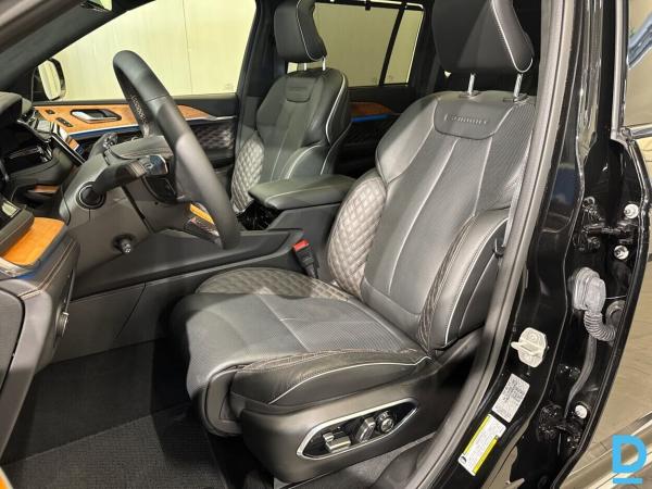 Melns Jeep Grand Cherokee 2025 Rīga, ar dzinēja tilpumu 2.00 L un nobraukumu 8 tūkst. km par 72990 €, foto 3 vietnē AUTOMOTO.COM.LV