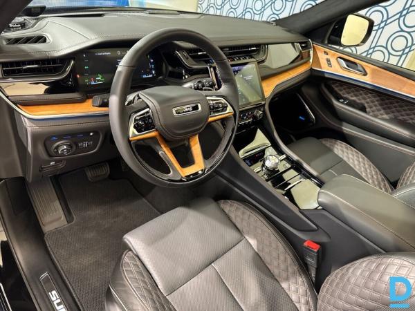 Melns Jeep Grand Cherokee 2025 Rīga, ar dzinēja tilpumu 2.00 L un nobraukumu 8 tūkst. km par 72990 €, foto 4 vietnē AUTOMOTO.COM.LV