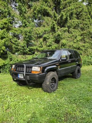 Black Jeep Grand Cherokee 1995 in Rakvere, with an engine capacity of 5.20 L and mileage of 316 thousand km for 5500 €, photo  on AUTOMOTO.COM.LV