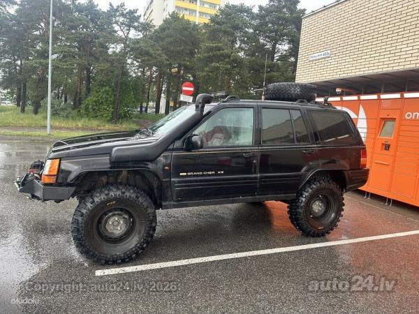 Melns Jeep Grand Cherokee 1996 Tallina, ar dzinēja tilpumu 2.50 L un nobraukumu 329 tūkst. km par 4500 €, foto 1 vietnē AUTOMOTO.COM.LV